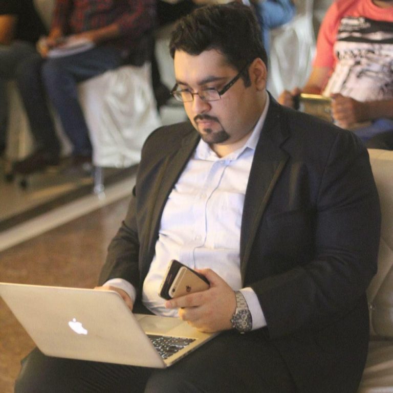 Top 10 Pakistani Bloggers Blogs: How They Earn Money Blogging | SeekaHost™