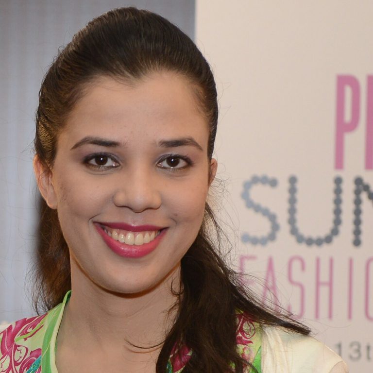 Top 10 Pakistani Bloggers Blogs: How They Earn Money Blogging | SeekaHost™